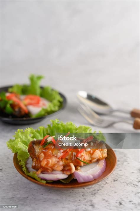 매운 소스를 곁들인 매콤한 통조림 정어리 샐러드를 나무 그릇에 담는 식욕을 돋우는 건강한 생활방식에 대한 스톡 사진 및 기타 이미지 건강한 생활방식 건강한 식생활