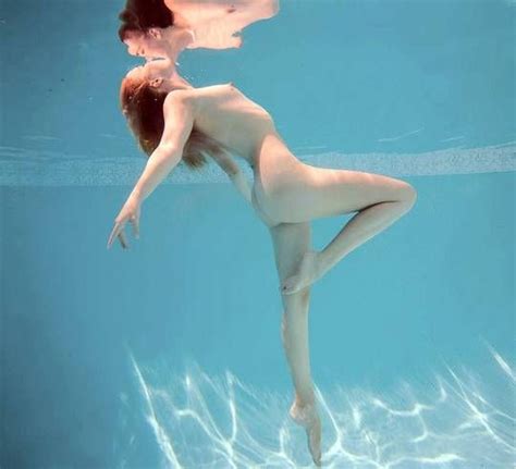 Foto De Kissing Her Reflection