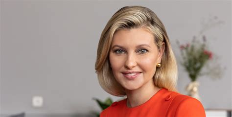 Олена Зеленська в білому костюмі та сережках вишнях відвідала Страсбург