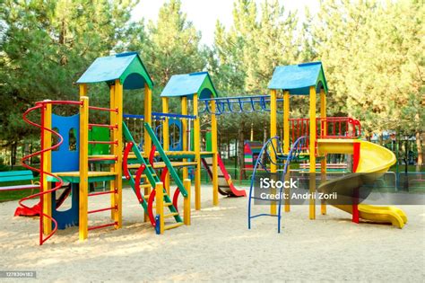 공원의 마당에 화려한 놀이터 공원의 어린이 놀이터 공공 공원에 자리 한 놀이터 장난감 개발에 대한 스톡 사진 및 기타 이미지 개발 건축 건축물 Istock