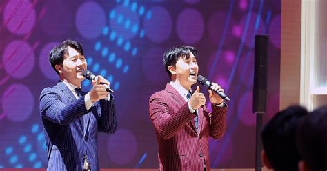 축하공연하는 쌍둥이 코미디언