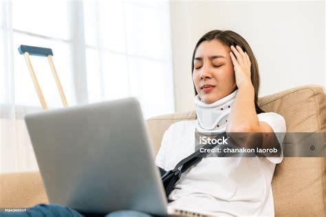 회복 여자는 사고로 스트레스를 받았습니다 골절 골절 부러진 뼈 부상으로 다리 부목으로 캐스트 넥 부목 칼라 슬링 지원 팔 작업 노트북 사회 보장 및 건강 보험 개념 건강