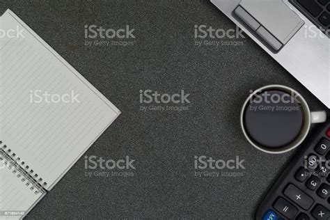 노트북 컴퓨터 또는 노트북 계산기 및 작업 테이블 복사 공간 상단에 커피의 컵을 볼 경영자에 대한 스톡 사진 및 기타 이미지 경영자 계산기 기업 재무와 산업 Istock