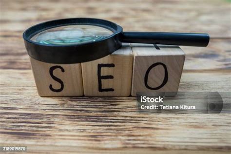 Seo 텍스트 나무 큐브 및 돋보기 아이디어 전략 광고 마케팅 키워드 및 콘텐츠 컨셉 개발에 대한 스톡 사진 및 기타 이미지 Istock