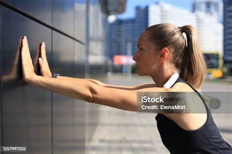 야외에서 운동 스트레칭 운동을 운동 스포츠 복을 입고 매력적인 젊은 피트니스 여성 모던 양식에 대한 스톡 사진 및 기타 이미지 모던 양식 모션 벨라루스 Istock