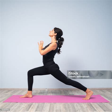 바닥재에서 요가 운동을하는 성인 여성의 전체 길이 사진 가정 생활에 대한 스톡 사진 및 기타 이미지 가정 생활 거실 건강한 생활방식 Istock