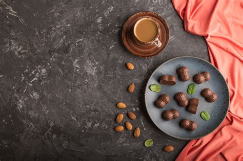 아몬드와 검은 콘크리트 배경과 붉은 섬유에 커피 한 잔 초콜릿 사탕 상단보기 평평한 평신도 복사 공간 0명에 대한 스톡 사진 및 기타 이미지 Istock