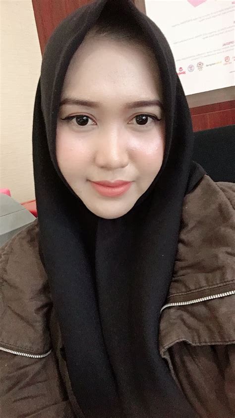 Pin oleh Jalil di Beautiful Muslima | Gaya hijab, Wanita, Wanita cantik