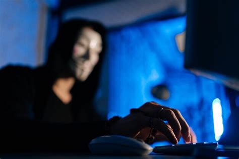 Foco Seletivo Do Homem Hacker Encapuzado Irreconhecível Usando Máscara
