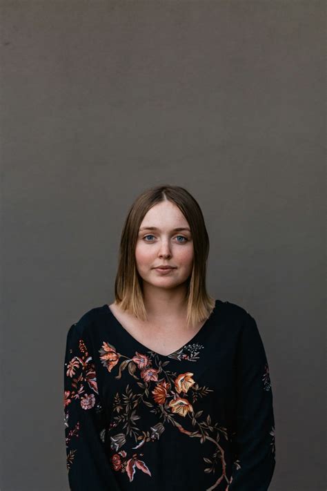 검은 색과 노란색 꽃 특종 목 긴 소매 셔츠에 여자 사진 Unsplash의 무료 남아프리카 공화국 이미지