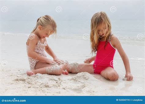 Twee Meisjes Die Op Een Strand Spelen Stock Foto Image Of Kaukasisch