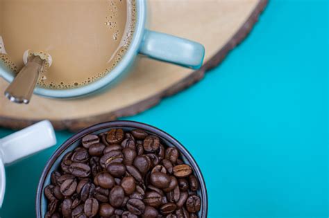 파스텔 블루 배경에 설탕 큐브와 커피 콩과 차와 커피 컵의 컬렉션 플랫 레이 상단 보기 0명에 대한 스톡 사진 및 기타 이미지