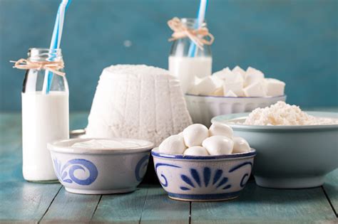 파란색 배경에 테이블에 맛 있는 건강 한 유제품 사 우 어 크림 코 티 지 치즈 모 짜 렐 라 치즈 버터 리 코타와 우유 한 병에 가정의 방에 대한 스톡 사진 및 기타