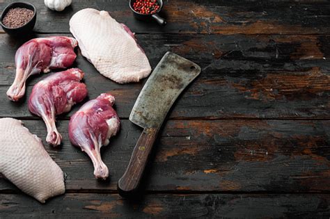 오래된 정육점 칼로 생 거위 고기 컷 오래된 어두운 나무 테이블 배경에 카피 공간과 텍스트 공간 0명에 대한 스톡 사진 및 기타