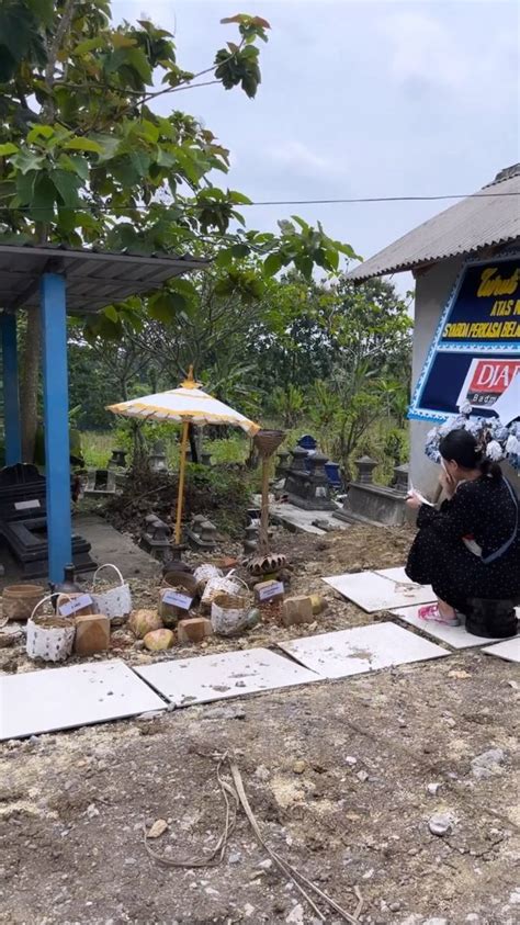 Berusaha Tegar Ini Momen Pitha Mentari Kunjungi Makam Syabda Perkasa