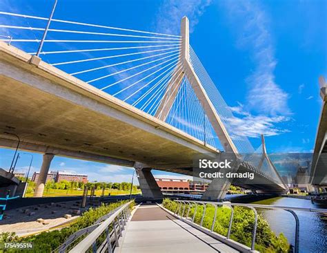Bostonnorth Banco De Un Puente Zakim Bridge Y Foto De Stock Y Más Banco