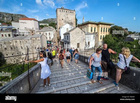 Touristen Auf Stari Most Alte Brücke Stadt Altstadt Von Mostar