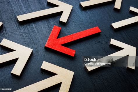 새로운 다른 사고와 개성의 개념 빨간색 화살표는 나머지 방향과 반대 방향입니다 0명에 대한 스톡 사진 및 기타 이미지 0명 개념 개성 개념 Istock