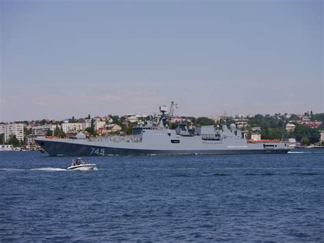 Фрегат Адмирал Григорович на ходу в бухте Севастополя 12 июля 2016 ВМФ РОССИИ ВКонтакте