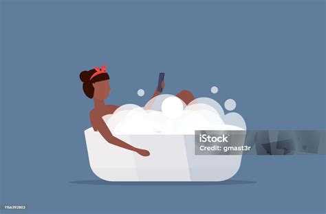 여자 누워 욕조 에 스마트 폰 소셜 미디어 네트워크 통신 디지털 가제트 중독 개념 아프리카 계 미국인 소녀 샤워 평면 전체 길이 수평 개념에 대한 스톡 벡터 아트 및 기타
