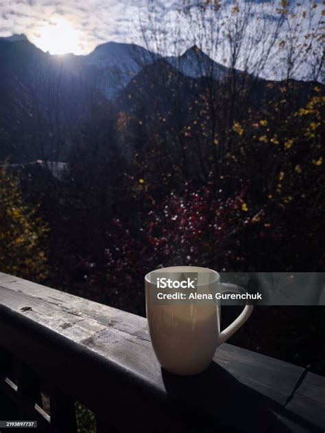 샤모니 프랑스 알프스에서 가을 일출을 즐기는 커피와 함께 김이 모락모락 나는 머그잔 0명에 대한 스톡 사진 및 기타 이미지 0명 11월 가을 Istock