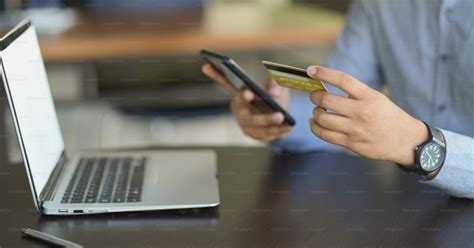 책상에서 신용 카드와 스마트폰을 들고 있는 남자 또는 사업가의 잘린 이미지 인터넷 온라인 뱅킹 개념입니다 사진 Unsplash의 크레디트 카드 이미지