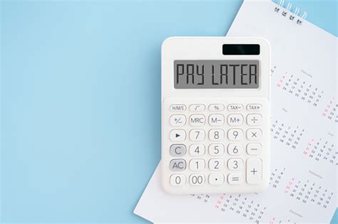 Bnpl 개념의 경우 연간 달력과 파란색 배경 평면도 복사 공간이 있는 흰색 계산기 화면에 Pay Later 텍스트 0명에 대한 스톡 사진 및 기타 이미지 Istock