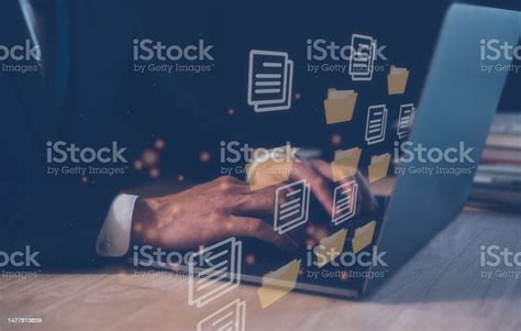문서 관리 시스템 컴퓨터 랩톱 폴더 문서 아이콘 Erp와 기업의 지식 및 문서에서 작업하는 사업가 기업 비즈니스 기술 개념에 대한 스톡 사진 및 기타 이미지 Istock