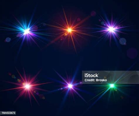 플래시의 반짝이는 빛 효과 빛나는 렌즈 플레어와 화려한 반짝반짝 보케 반짝이 입자와 광선과 아름다운 눈부심 효과의 집합입니다 추상적 인 배경을 빛나는 디스코 조명에 대한