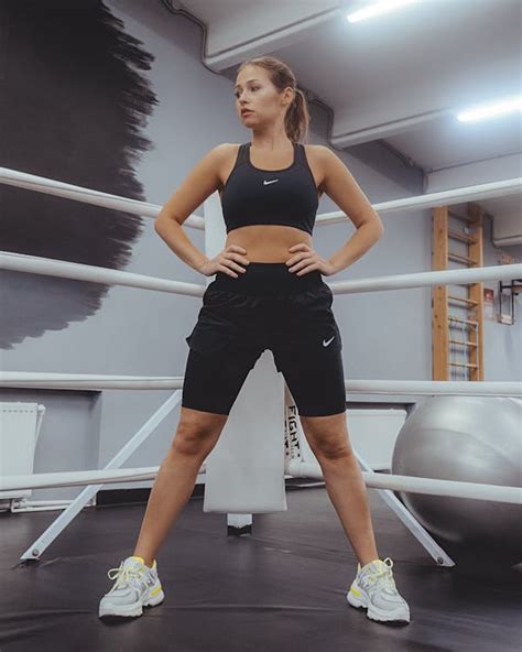 Fitnessmotivation 개인 트레이너 건강 건강 의식이있는 건강한 삶 검은색 운동복 결단 권한 부여 내구력 동기 부여 된 러닝화 맞는 라이프