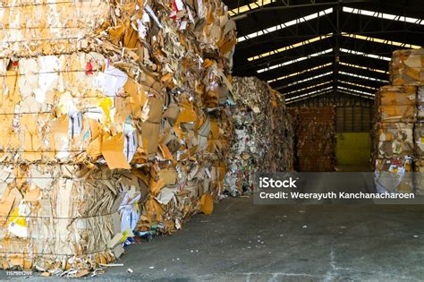 방콕 태국2019년 6월 22일 태국 재활용 산업 골판지 쓰레기 및 종이 쓰레기 를 누른 후 유압 베일링 쓰레기 프레스 기계를 사용하여 공장을 재활용하기 위한 운송을 위한