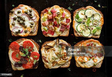치즈와 다양한 야채 토핑을 검은 배경에 첨가한 구운 빵 조각을 곁들인 채식 토스트 오픈 샌드위치에 대한 스톡 사진 및 기타 이미지 오픈 샌드위치 토스트 호밀 Istock