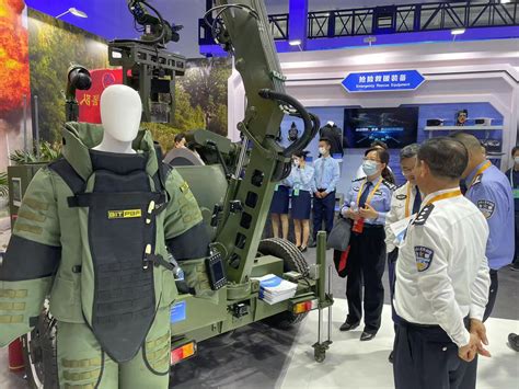 北理艾尔 柔卫甲 柔性防爆 排爆服 防爆罐 防爆桶 防爆毯 防暴盾牌 警用装备 柔卫车 赋能科技兴警，艾尔防务多款新品亮相警博会
