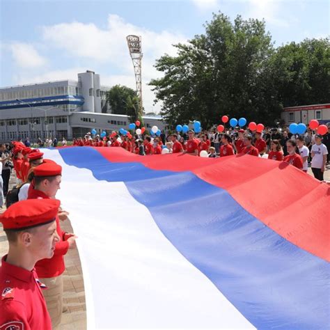 В Ростове развернули 60-метровый флаг России | ROSTOF.RU