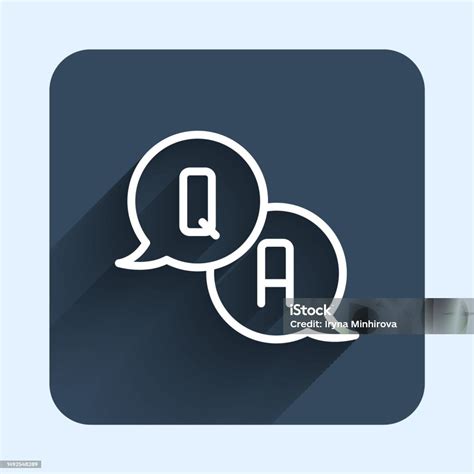 긴 그림자 배경으로 격리 된 질문 및 답변 아이콘이있는 흰색 선 음성 거품 Q 및 기호 Faq 기호 채팅 음성 거품 및 차트 파란색 정사각형 버튼 벡터 Brand Name
