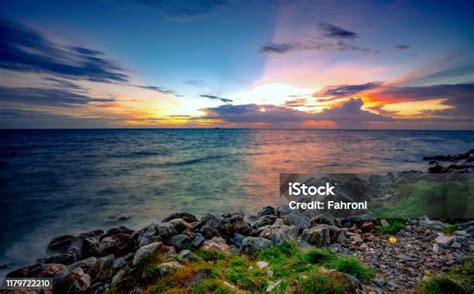 일몰에 돌 해변에 바위 아름다운 해변 일몰 하늘입니다 황혼의 바다와 하늘 황혼에 열대 바다입니다 극적인 하늘과 구름 평온하고 삶을 휴식 자연 풍경입니다 조용하고 평화로운