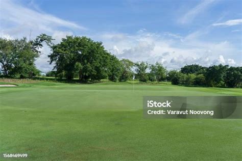 퍼팅 그린이 있는 골프 코스의 전망 풍부한 녹색 잔디와 아름다운 풍경이 있는 골프 코스 0명에 대한 스톡 사진 및 기타 이미지