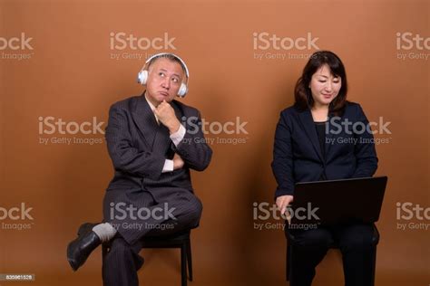 두 명의 성숙한 아시아 실업가 및 배경색에 대 한 실업의 스튜디오 샷 2명에 대한 스톡 사진 및 기타 이미지 2명 40 44세 40 49세 Istock