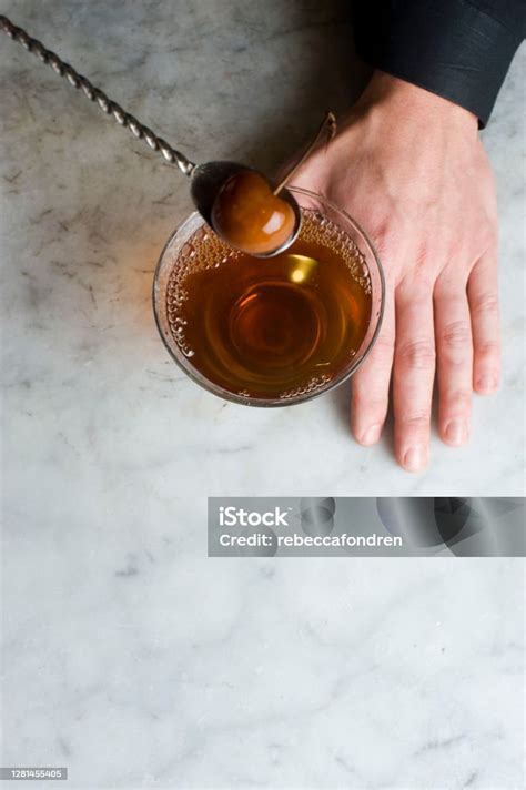 구식 칵테일 구식 클래식 칵테일 럼주 진 보드카 럼 또는 위스키와 민트 라임 주스 설탕 소다 물과 혼합한 알코올 음료는 라임과