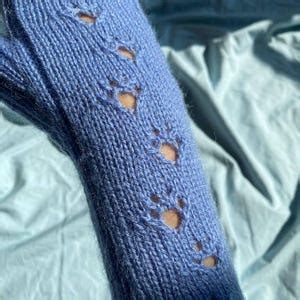 Paw Prints In Snow Knitting Pattern For Lace Fingerless Gloves