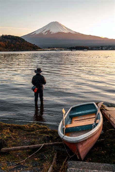경치 경치가 좋은 고요한 고요함 관광 광야 국가 그림 같은 낚시 낚싯배 눈 덮인 맑은 물 반사 보트 부위 산 상징적인 실루엣 실외 활동