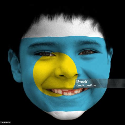 깨진된 앞 니와 절반 웃 고 사랑 스러운 명랑 6 년 오래 된 소년 그의 얼굴에 그려진 팔라우 플래그로 니 치아 성장 6 7 살에 대한 스톡 사진 및 기타 이미지 Istock