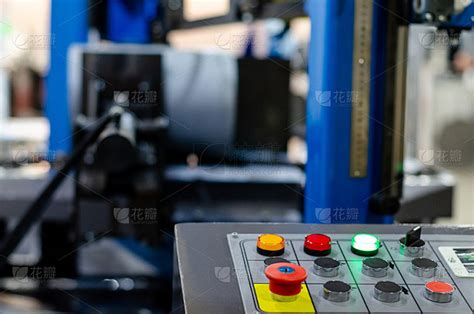 工业控制面板，有按钮，按键和开关