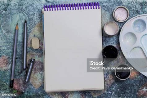 크리에이 티브 공간입니다 초라한 테이블에 예술가의 작업 공간 구 아 슈 노트 연필 페인트 개념에 대한 스톡 사진 및 기타 이미지 Istock