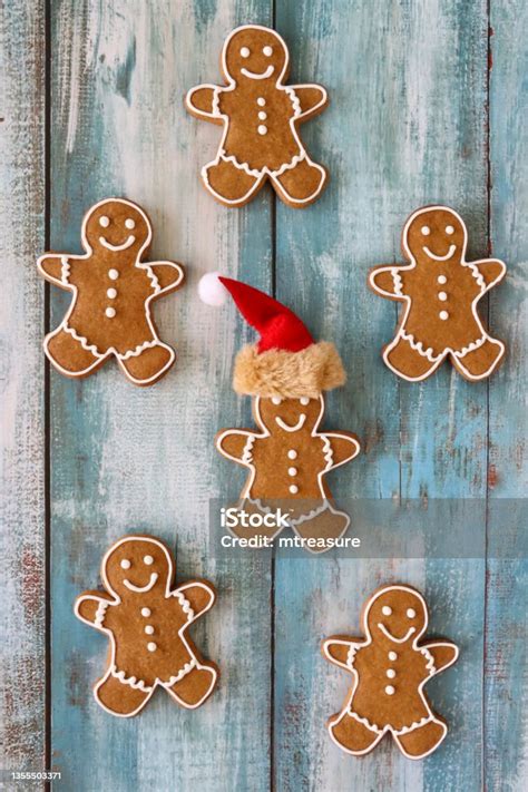 수제 진저 브레드 남자의 배치의 이미지 흰색 왕실 장식아이스 하나는 산타 모자를 입고 파란색 나무 곡물 배경 높은 전망 0명에 대한 스톡 사진 및 기타 이미지 Istock