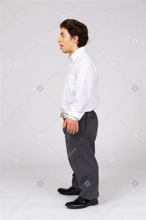 충격을 받은 회사원의 옆모습 사진