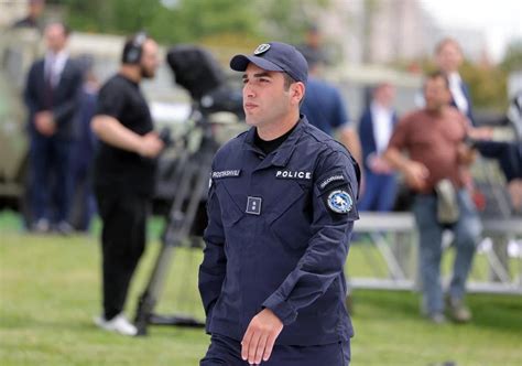 სამართალდამცველი რომელმაც პარლამენტთან მიმდინარე აქციაზე საქართველოს დროშა მიწიდან აიღო და