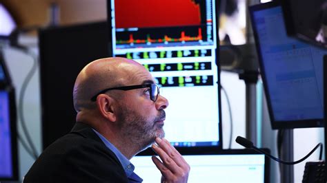Индексите на Уолстрийт отвориха седмичната търговия с понижение Новини бг