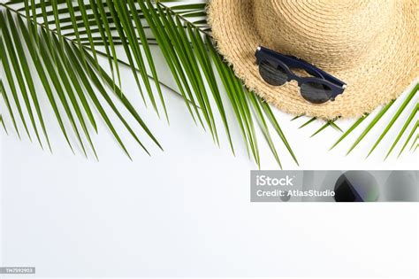 밀 짚 모자 선글라스와 야자수 흰색 바탕에 나뭇잎 구성 평면도 텍스트 공간 0명에 대한 스톡 사진 및 기타 이미지 0명 계절 관광 Istock