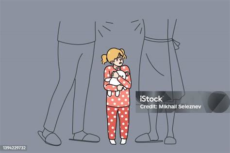 เด็กหญิงกลัวกลัวพ่อแม่ทะเลาะกัน ภาพประกอบสต็อก ดาวน์โหลดรูปภาพตอนนี้ การกระทำทารุณทางจิตใจ